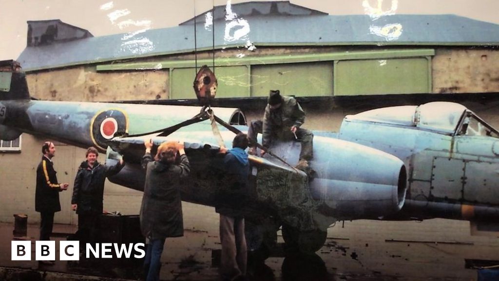 Midland Air Museum celebrates 50 years with exhibition - BBC News