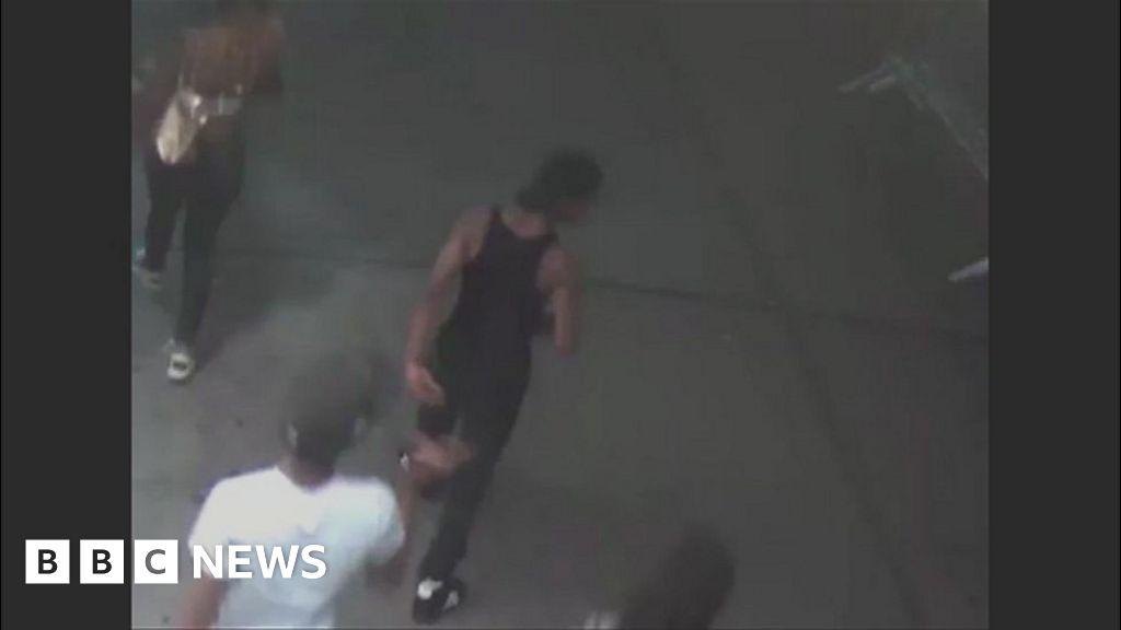 Man sets fire to UK Muslim's dress on NYC's Fifth Avenue - BBC News