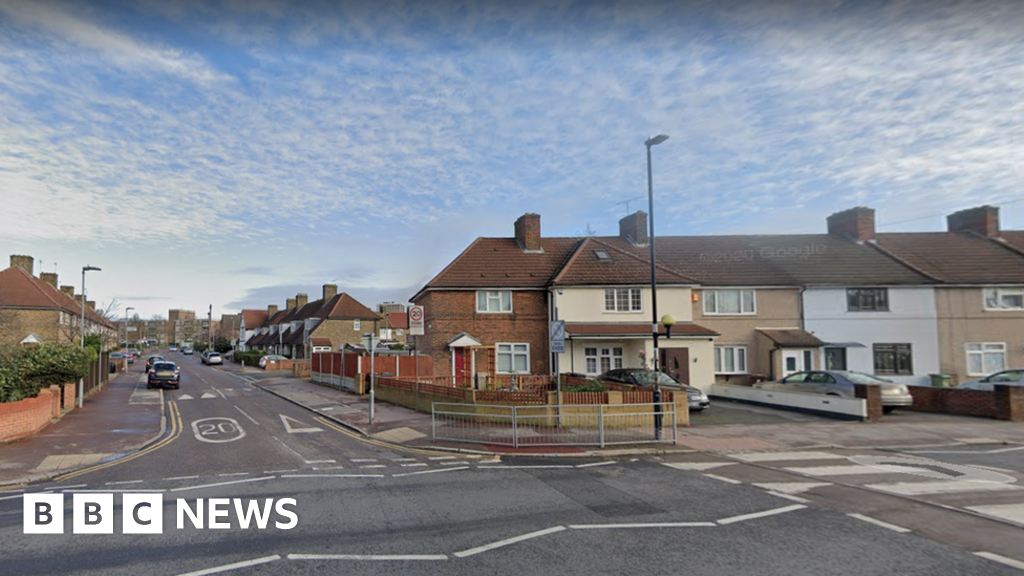 Dagenham: Three murder arrests over death of 60-year-old man - BBC News