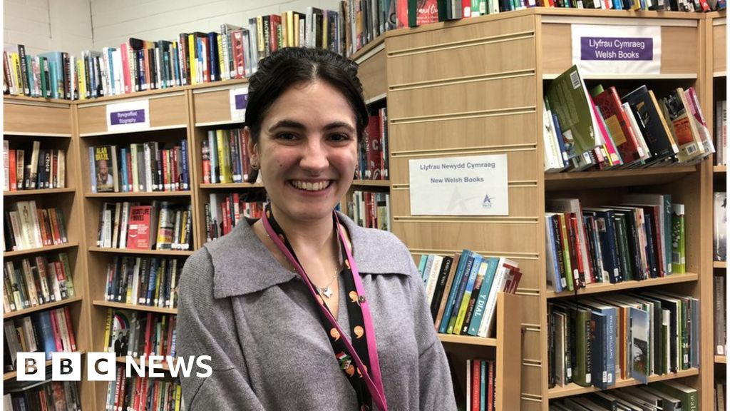 Welsh: Free lessons for teachers and 16 to 25-year-olds - BBC News