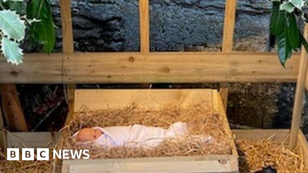 Stolen baby Jesus returned to Witney church nativity - BBC News