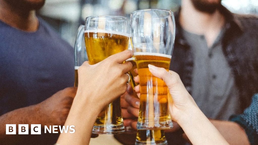 Licensing laws: Extended pub opening times come into effect in NI - BBC ...