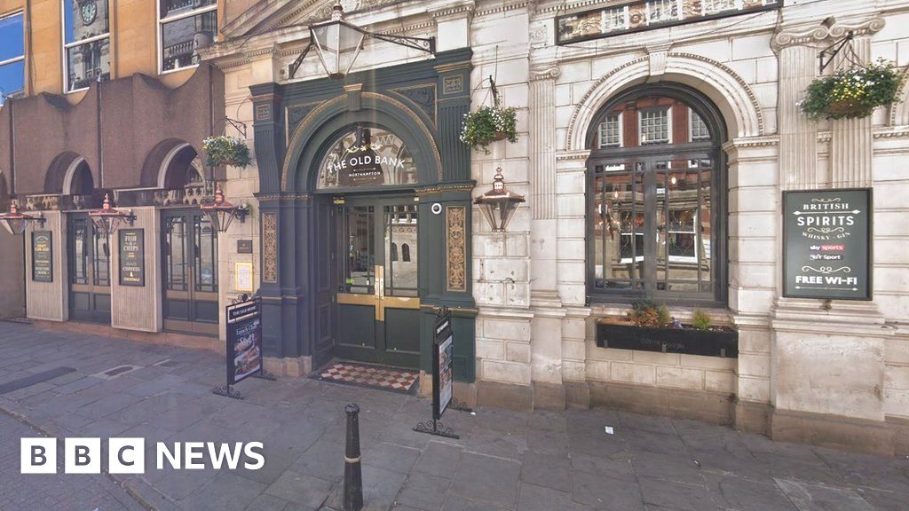 Northampton death: Murder probe over fatal pub assault - BBC News