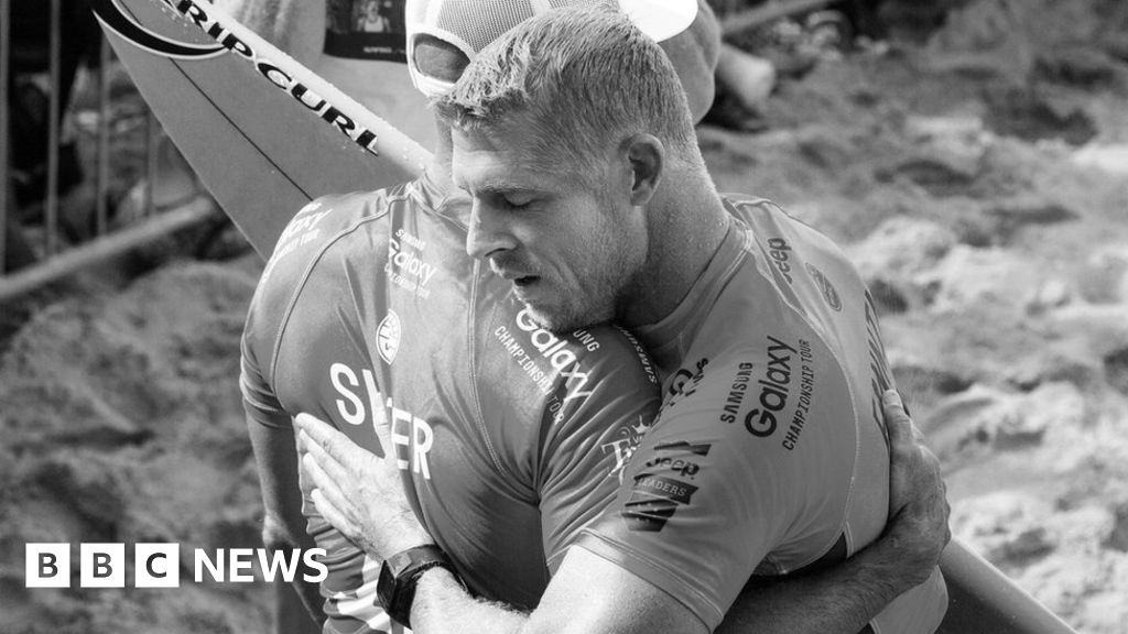 Mick Fanning misses out on fourth world surf title - BBC News