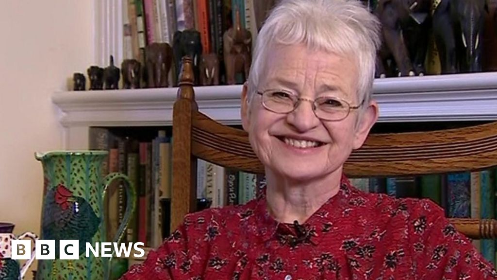 Author Jacqueline Wilson on benefits of writing a diary - BBC News