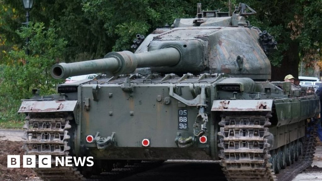 Nottinghamshire military museum takes delivery of 64-tonne tank - BBC News