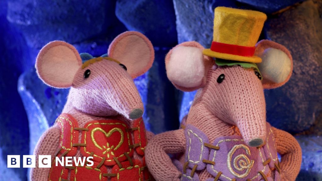 Clangers win animation prize at children's Baftas - BBC News