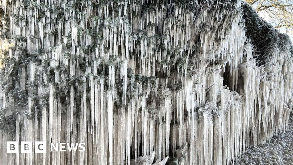 Icicles form into 'fairytale' sculpture in Gloucestershire