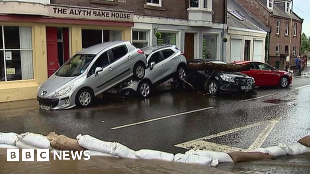 Floods 'swept cars along' in Alyth - BBC News