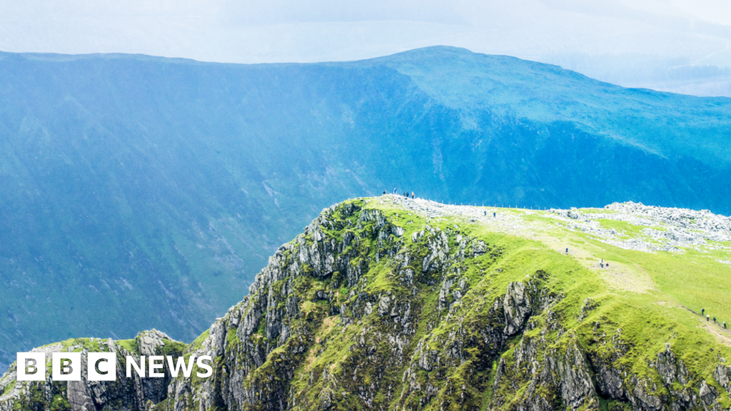 Cader Idris: Heatstroke sufferer left on mountain, say rescuers - BBC News