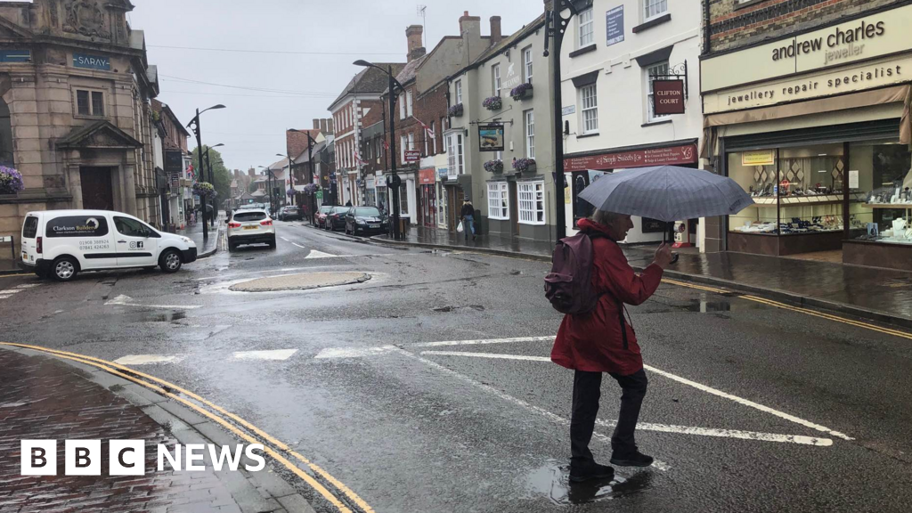 Newport Pagnell hotel set to take in male asylum seekers - BBC News