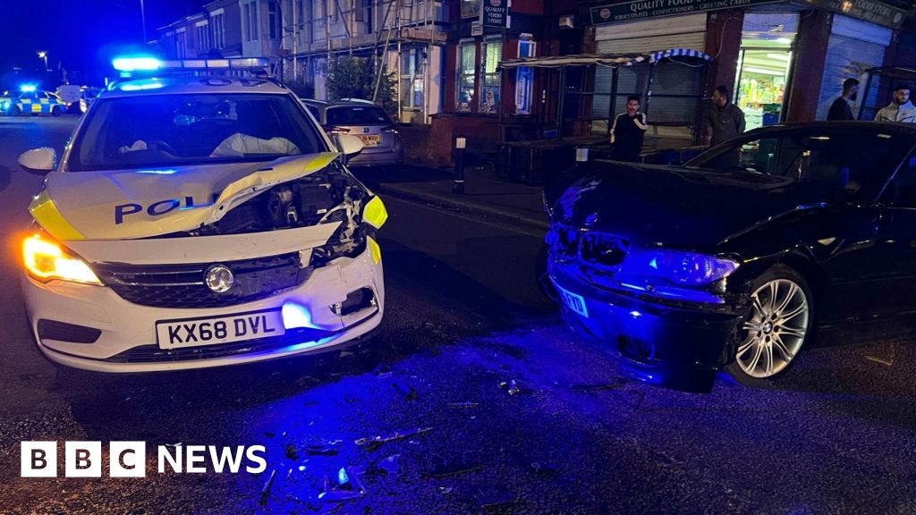 Bedfordshire Police officer hurt in Luton car crash