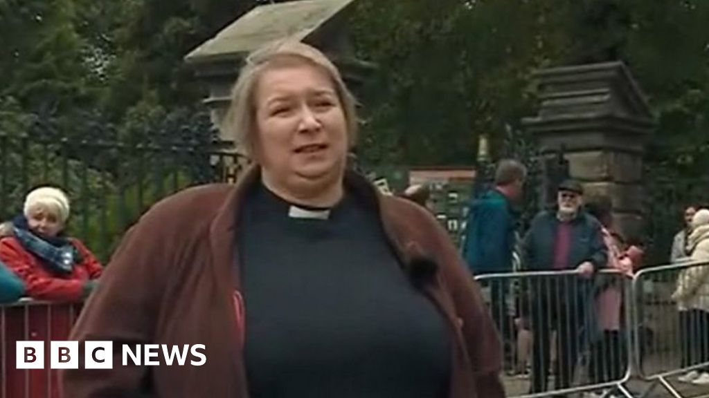 Reverend of Dunfermline Abbey joins crowds to welcome King - BBC News