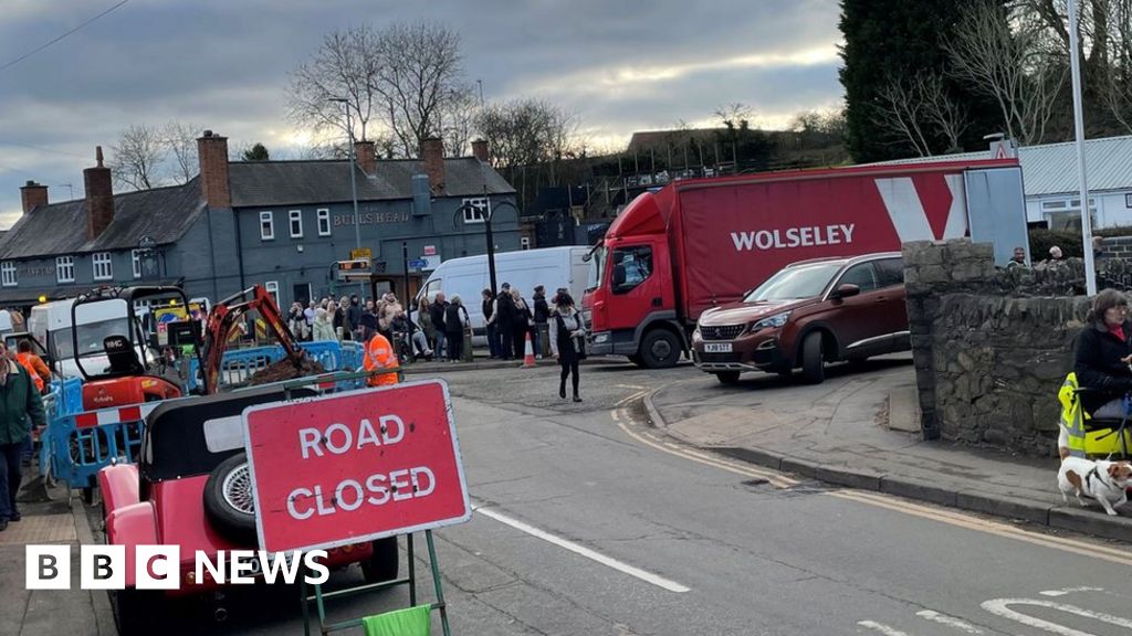 Ratby: Major incident after homes left without heating - BBC News