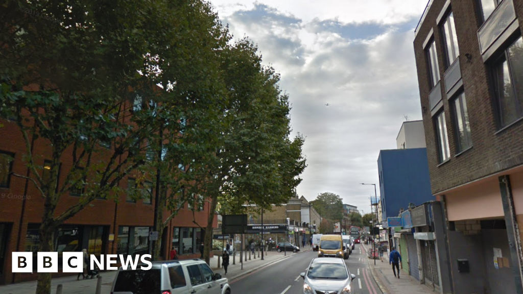 Putney bus crash: Moped rider 'critical' after police pursuit - BBC News