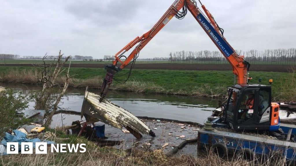 Dunkirk WW2 boat wreck removed from Fens river - BBC News