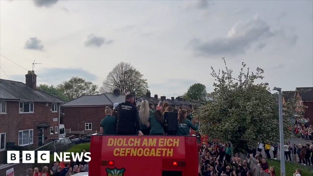 Watch: The view from the Wrexham parade bus - BBC News
