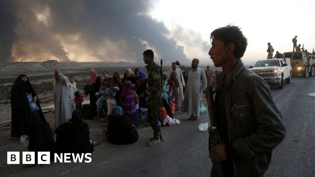 Mosul battle: US says IS using human shields - BBC News