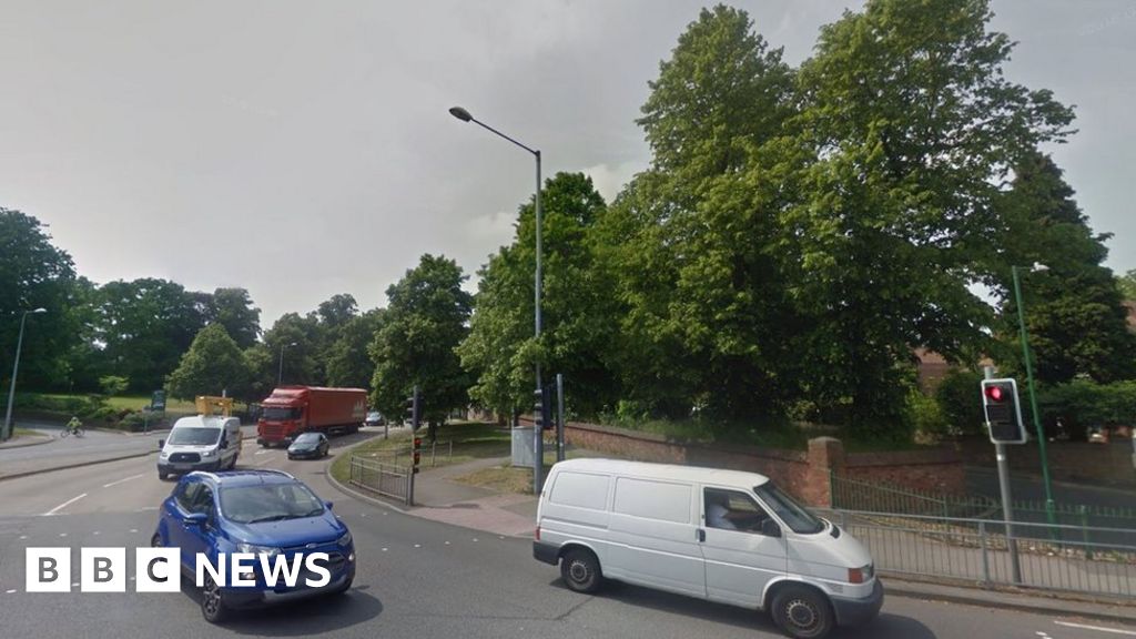Woman killed after being hit by car in Nottingham - BBC News