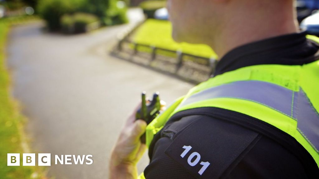 Non-urgent Yorkshire 101 police call waiting times up - BBC News