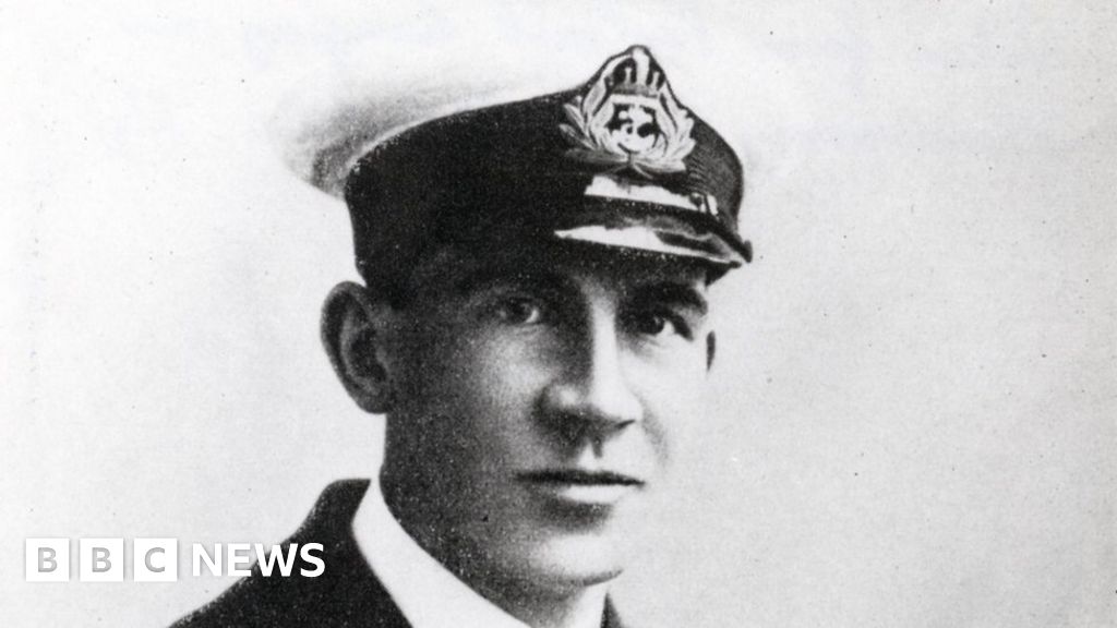 WW1 hero honoured 100 years after daring submarine raid