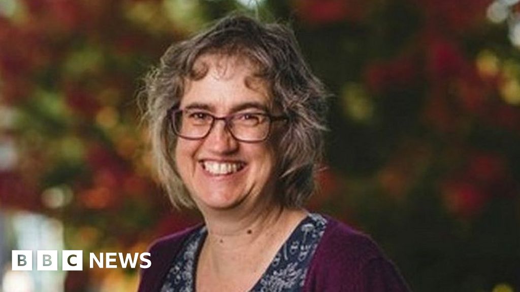 Exeter lecturer Dr Alison Hill wins chemistry education prize - BBC News