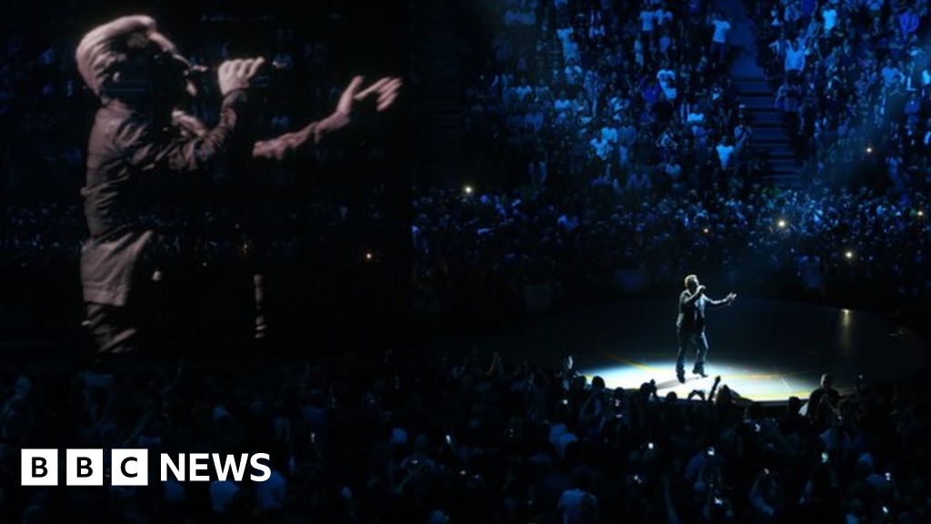 U2 back in Belfast for first time since 1998 - BBC News