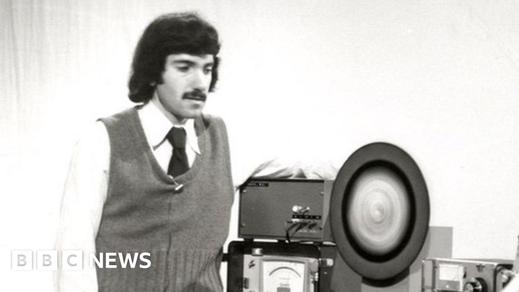 Open University marks first graduation ceremony in 1973 - BBC News