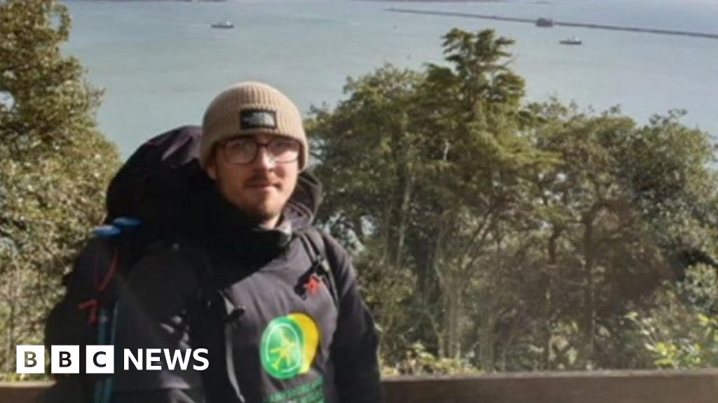 Romsey man Josh Codling walking the UK coastline for charity - BBC News