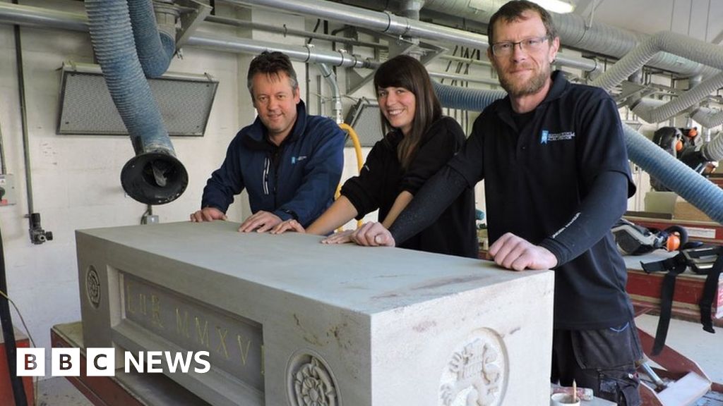 Bench made in Scotland for Queen's 90th birthday - BBC News