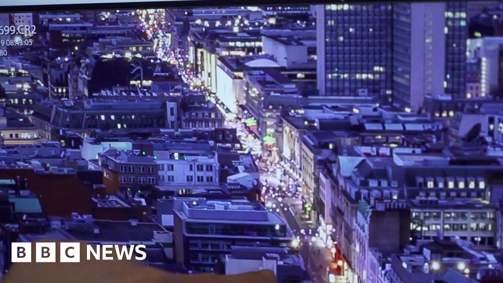 Capturing London's Christmas from the rooftops - BBC News