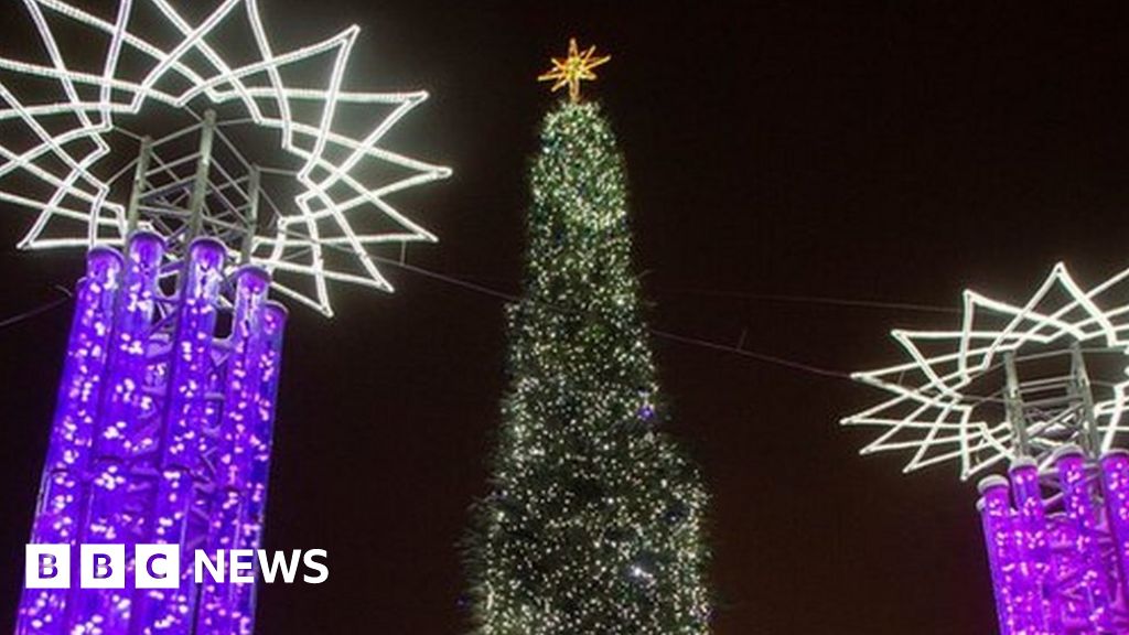 'Pathetic' Kiev Christmas tree divides social media - BBC News