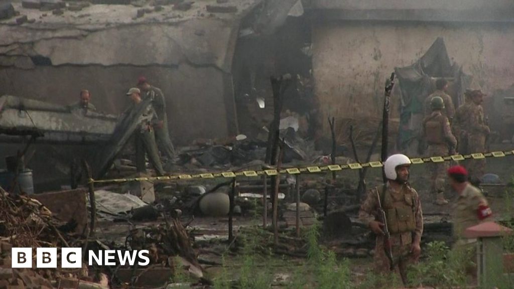 Pakistan military plane crash reduces buildings to rubble - BBC News