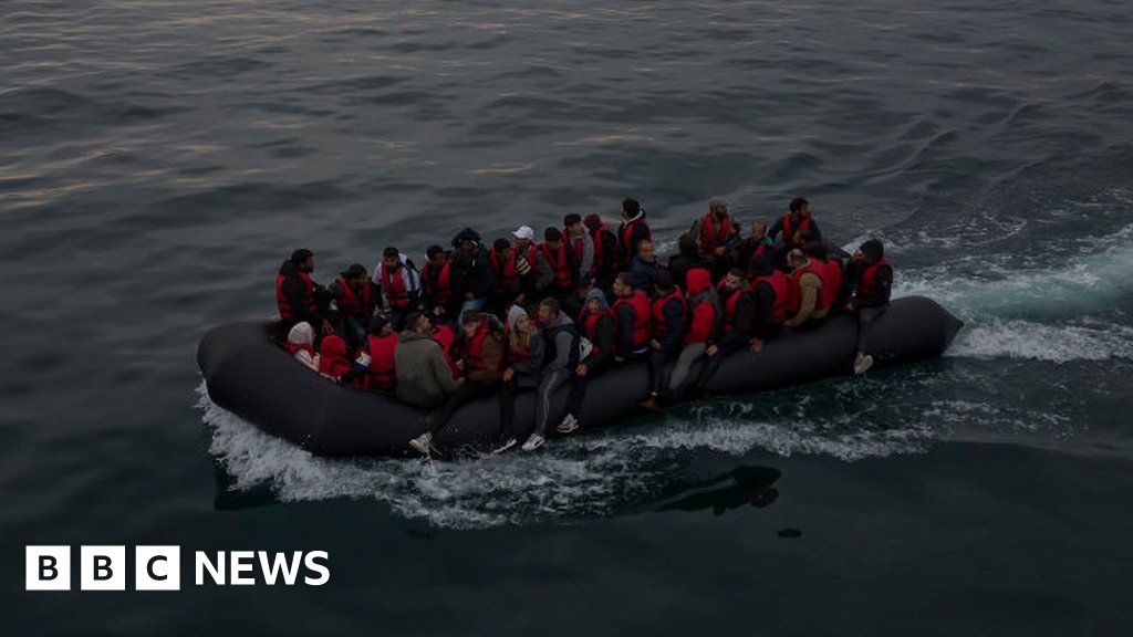 Channel migrants: Government hostile on migrant crossings, report says - BBC News