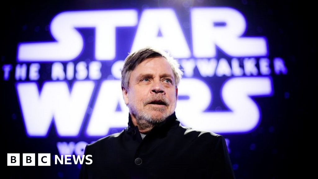 Ukraine War: Star Wars star lends voice to air raid app - BBC News