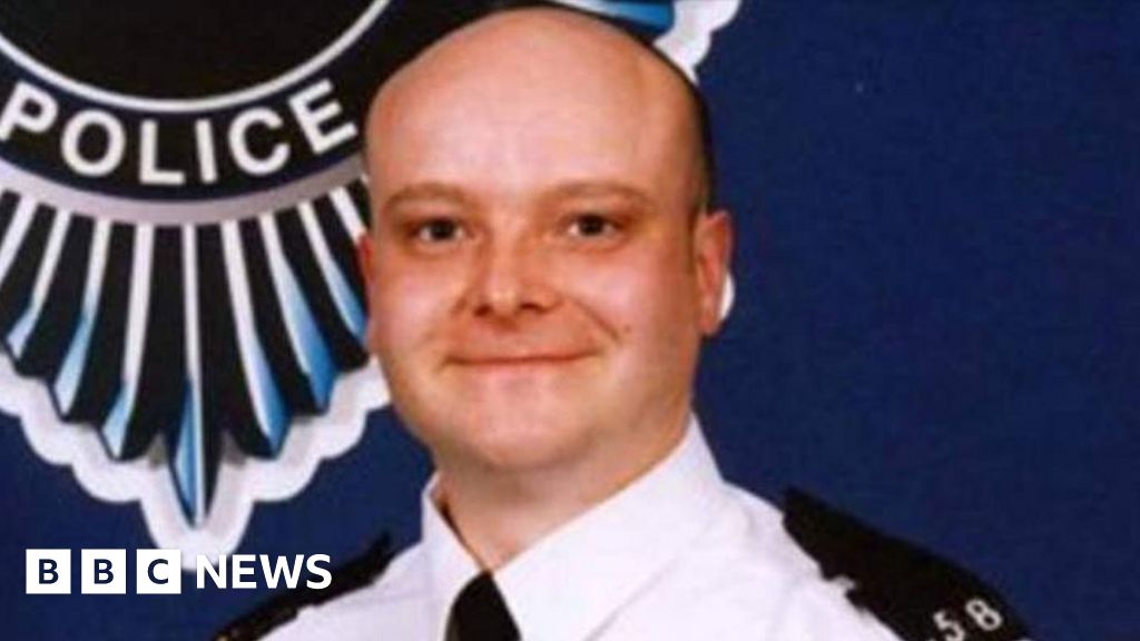 Pc Jon Henry: Street memorial for murdered officer - BBC News