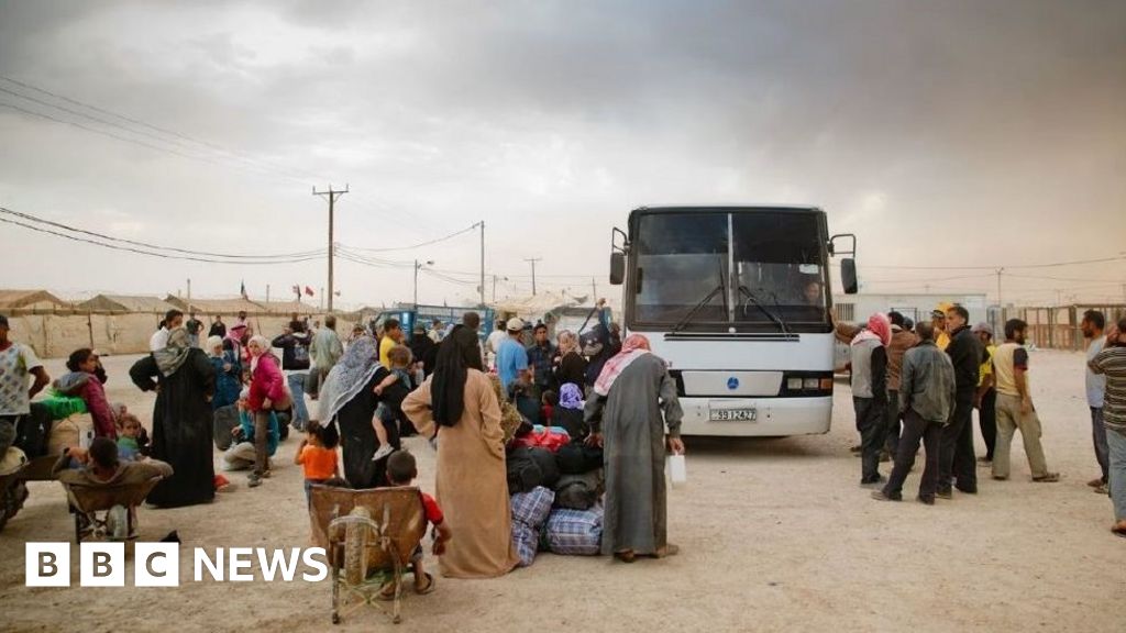 Syria crisis: Refugees return 'to sell assets for Europe journey' - BBC ...