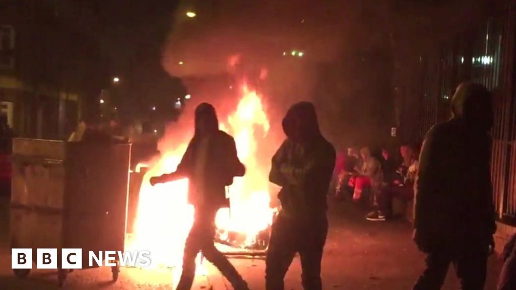 Rave crowd clashes with riot police in Lambeth - BBC News