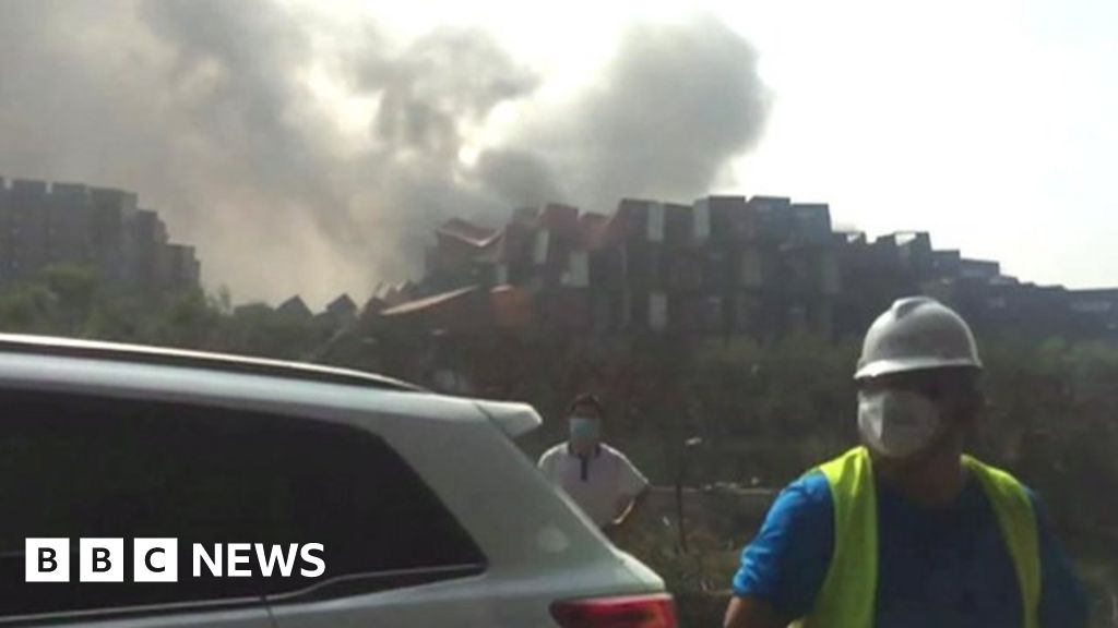 Daybreak shows China blast site devastation - BBC News