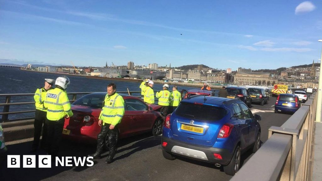 Tay Road Bridge carriageway closed following collision - BBC News