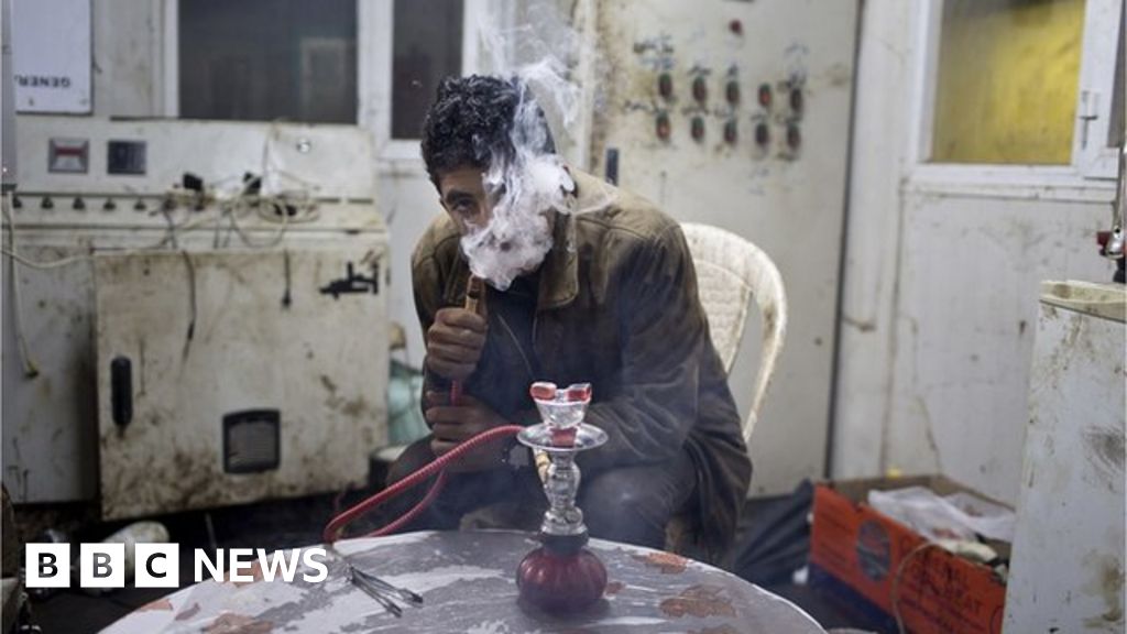 Displaced Iraqis photograph daily struggle - BBC News