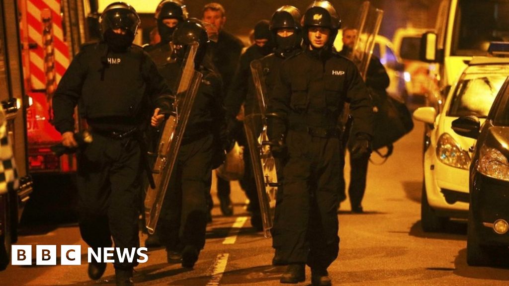 Prisoner numbers 'must be cut to prevent further violence' - BBC News