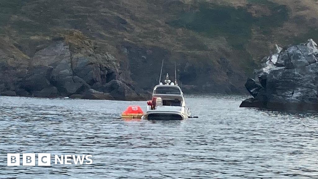 Three people saved from sinking boat off Cornwall - BBC News