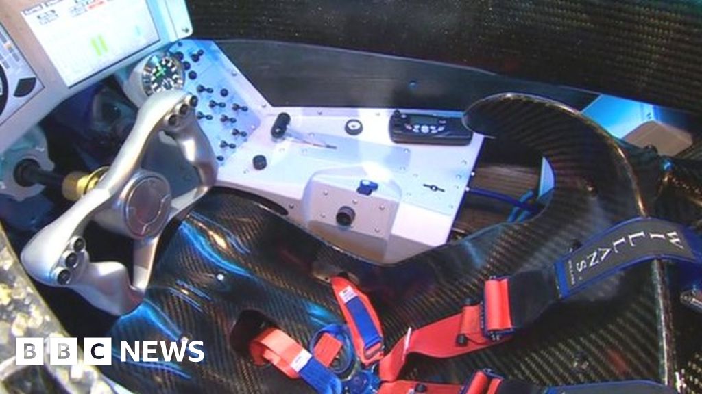 A close look at the Bloodhound Super-sonic car - BBC News