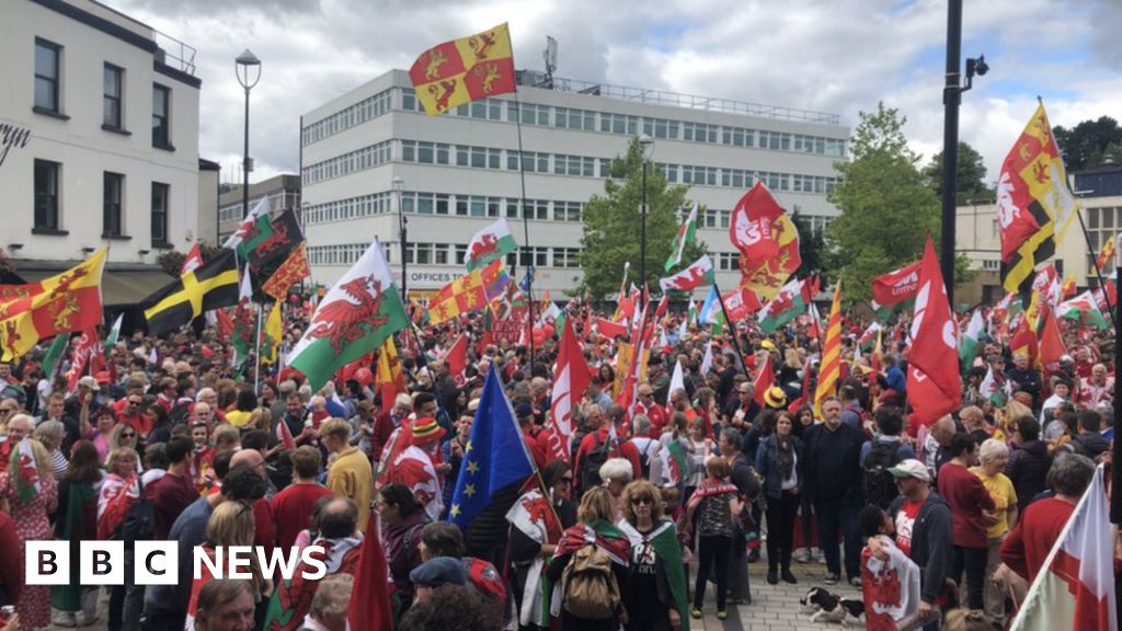 Welsh independence rally in Merthyr Tydfil draws thousands - BBC News