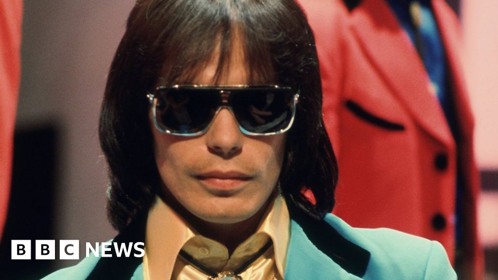 Covid: Showaddywaddy singer describes 'brutal' Covid experience - BBC News
