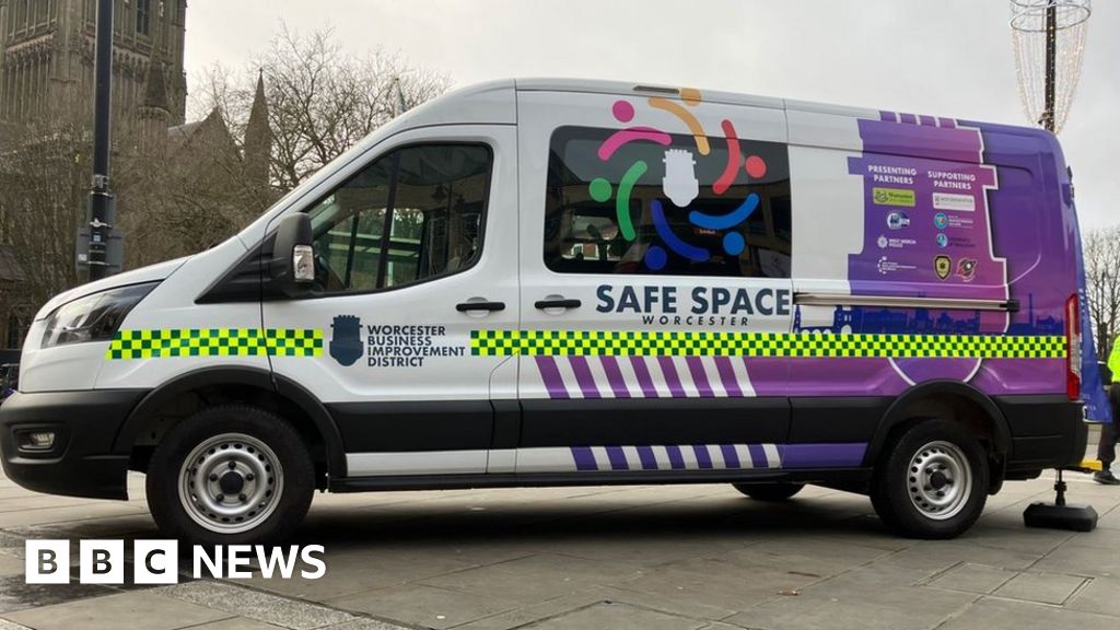 Worcester Safe Space van opens to help people on night out - BBC News
