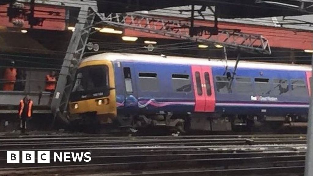 Derailed train at London Paddington remains for rush-hour - BBC News