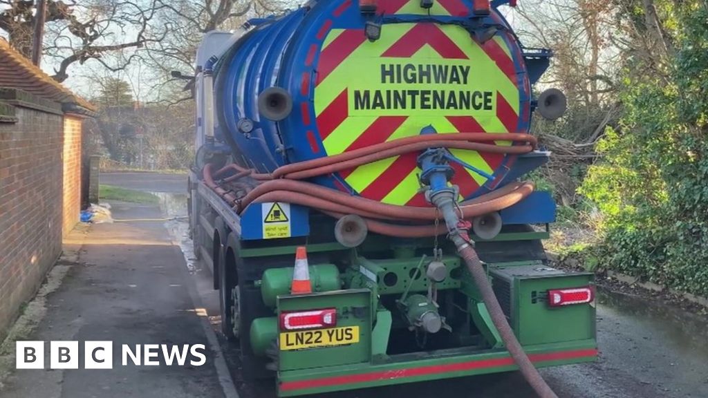 Cookham flooding: Sewage spills into homes and gardens - BBC News
