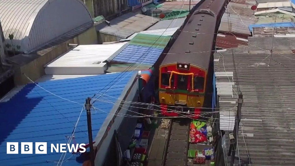 The train that drives through a market - BBC News